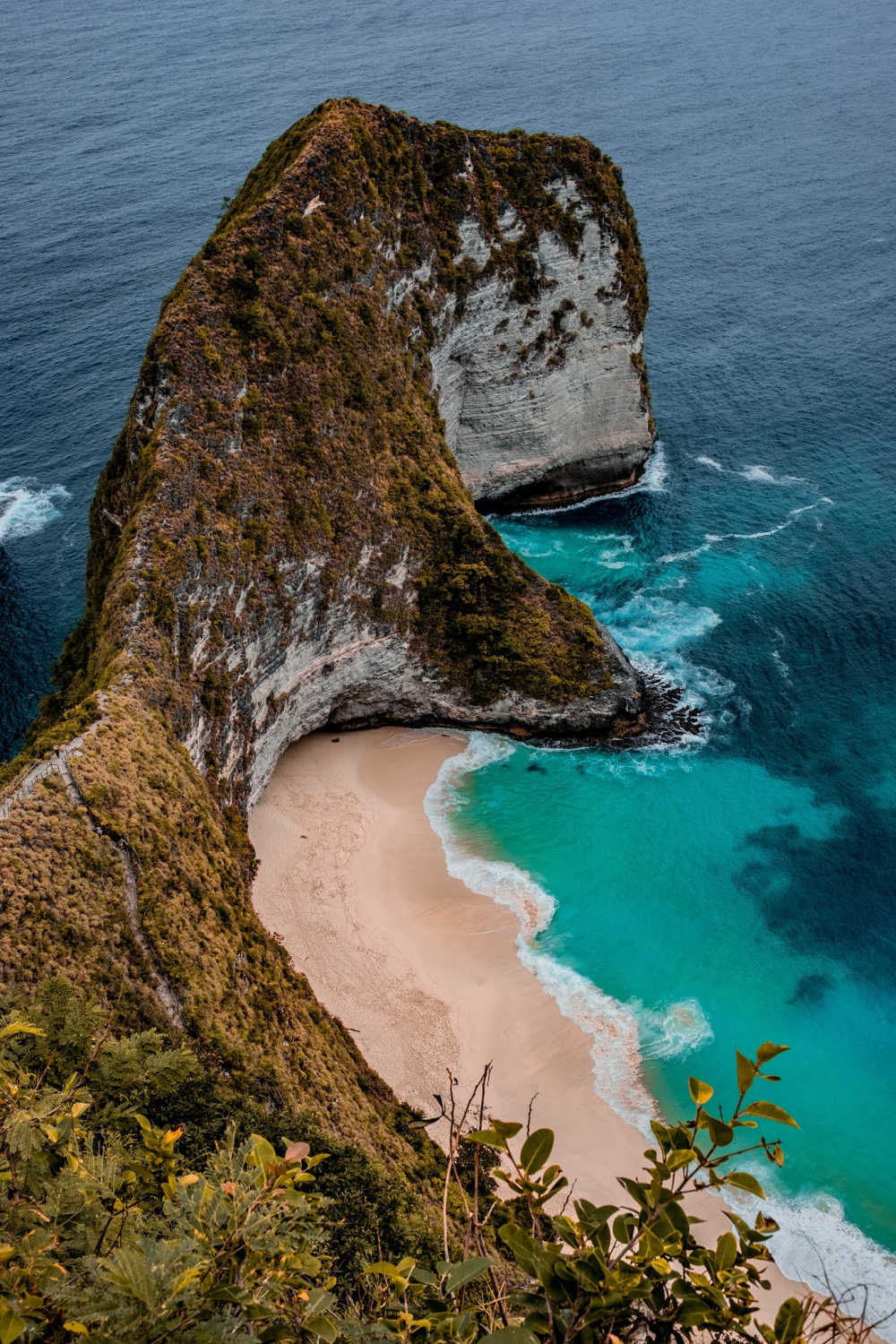 Tourists Carve Their Names Into 10,000 Year Old Coral In Nusa Penida ...
