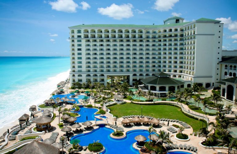 Cancun Beaches Remain Open While Bars Close Under New Restrictions ...