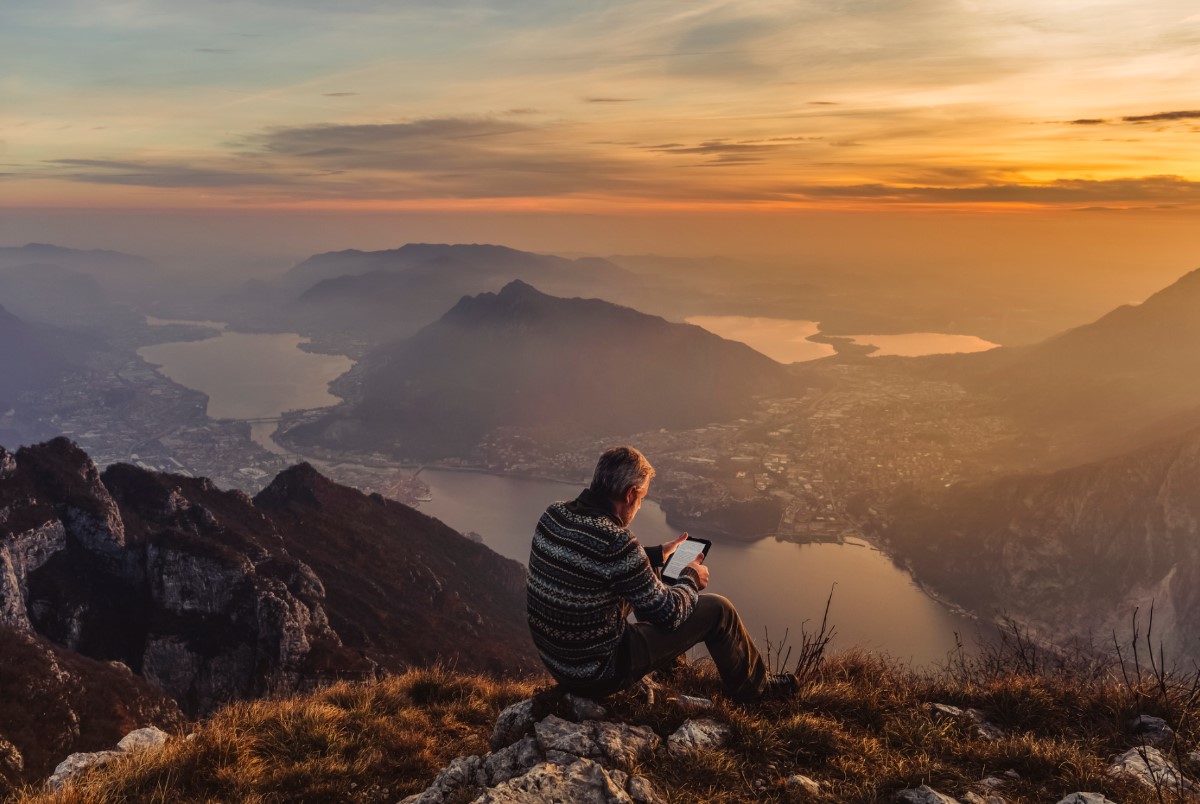 Top 10 Items Experienced Travelers Always Have - Travel Off Path