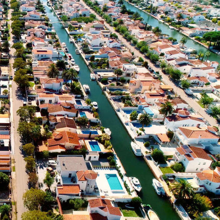4 Lesser Known Destinations With Canals To Avoid The Crowds Of Venice ...