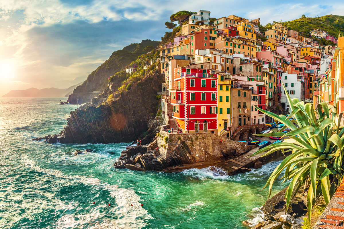 This Scenic Train Visits 5 Of Italy's Most Beautiful Coastal Towns For ...